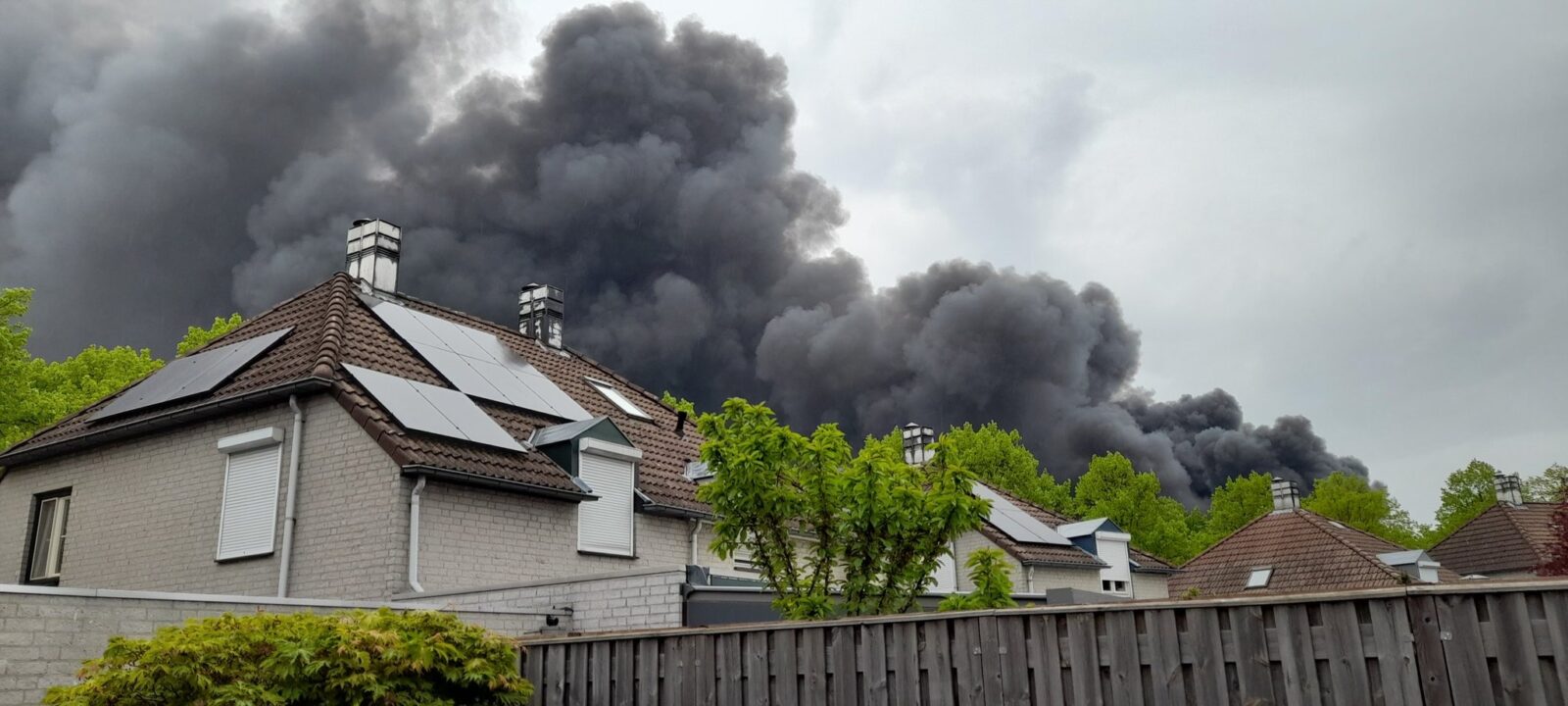 Grote uitslaande brand bedrijfspand - 112Vandaag