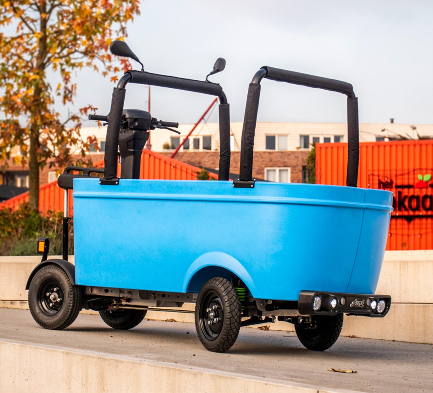 Elektrische bolderkar belandt in water met 10 kinderen aan boord ...