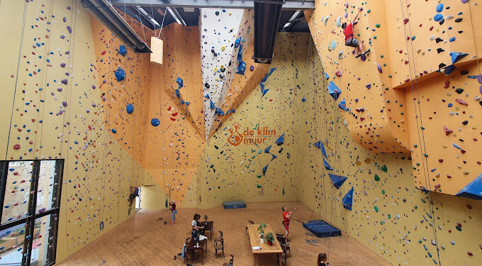 Kinderfeestje eindigt in drama: jongen (11) overlijdt na val in klimhal ...