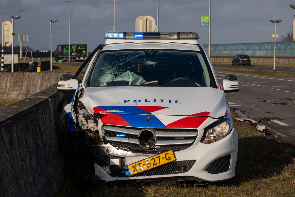 Foto's: Politieauto botst op ander voertuig in Tilburg - 112Vandaag