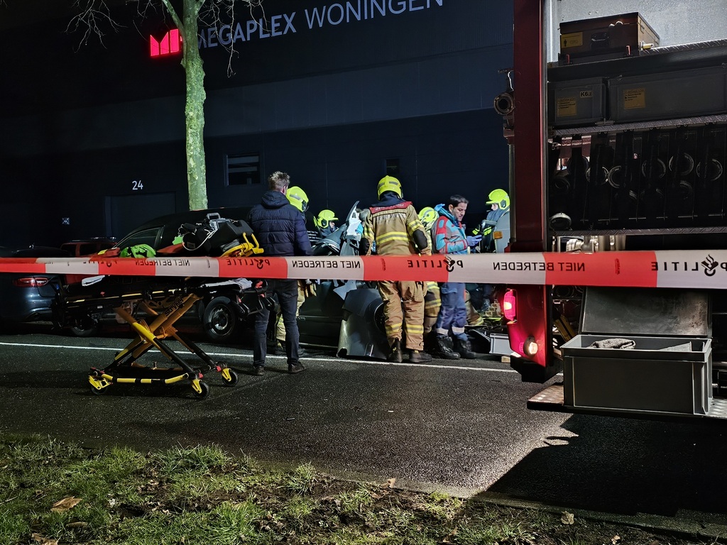 Foto's: Ernstig ongeluk in Veenendaal: auto geplet tussen vrachtwagen en bestelbus - 112Vandaag