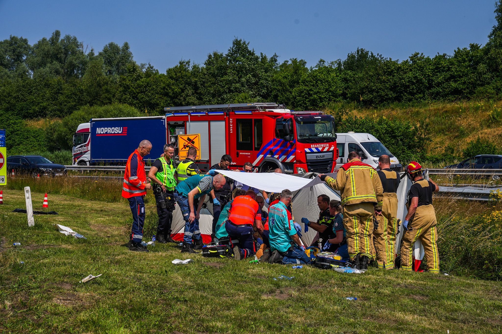 Foto's: Motorrijder overleden bij ongeluk op A67 na crash in sloot ...