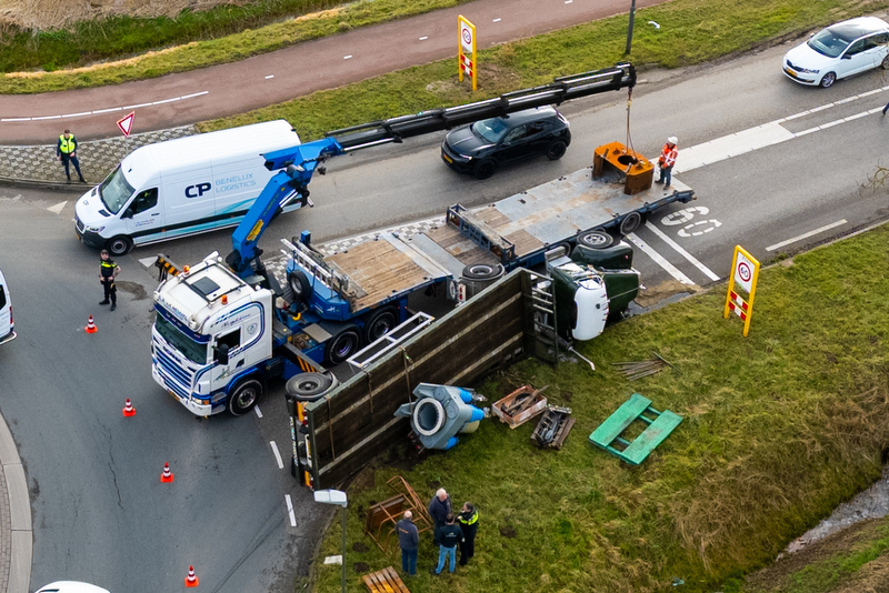 Oldtimer vrachtwagen kantelt - 112Vandaag