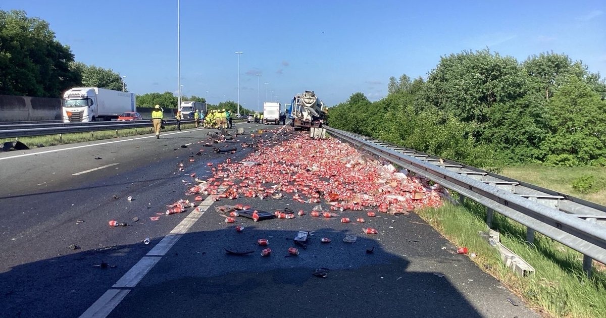 Dode bij botsing tussen twee vrachtwagens, A59 dicht - 112Vandaag
