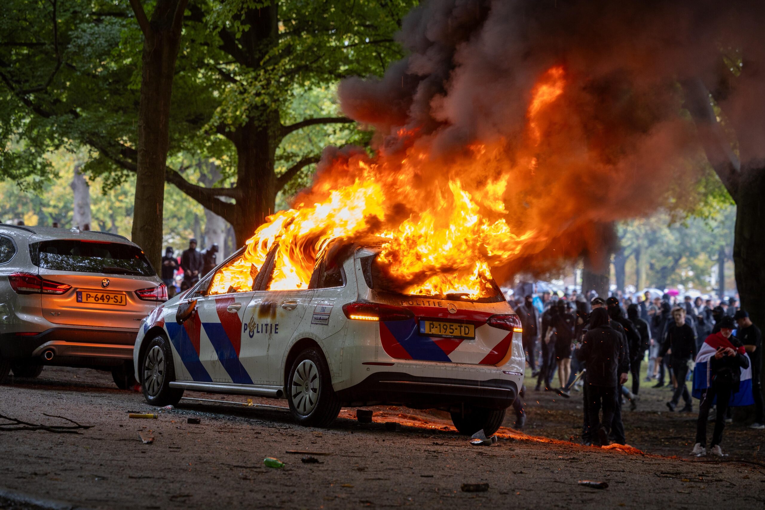 Grimmige sfeer op Malieveld na ME-charges bij ’Els rechts’ demonstratie ...